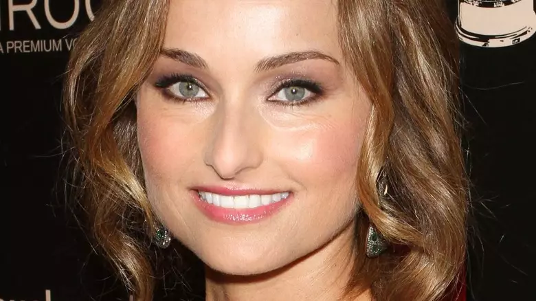 Giada De Laurentiis yn gwenu