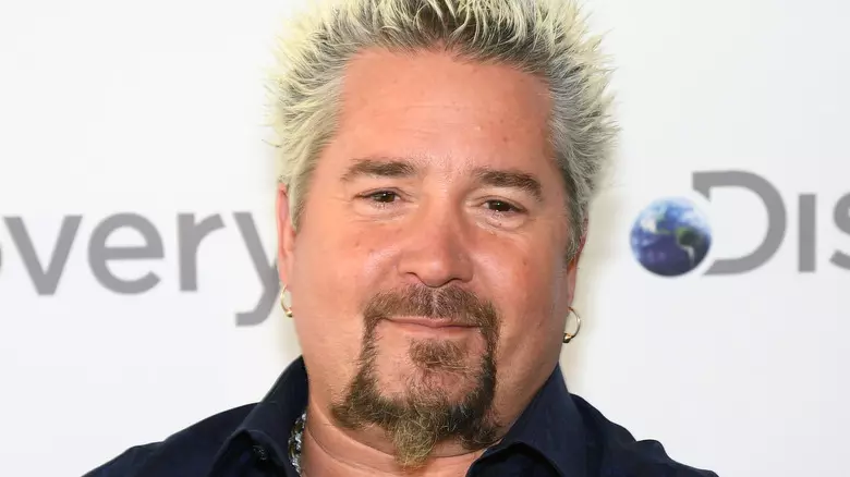 Guy Fieri ពាក់អាវខ្មៅ