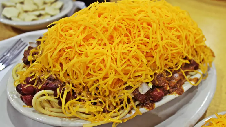 Cincinnati Chili nrog ntau cheese