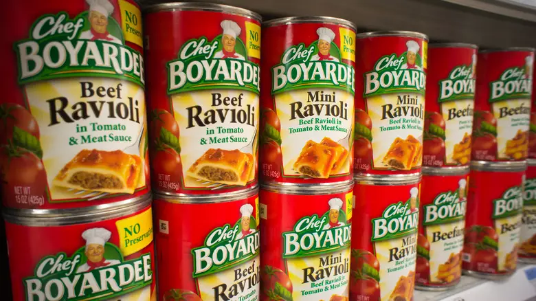 Pile di lattine di Chef Boyardee