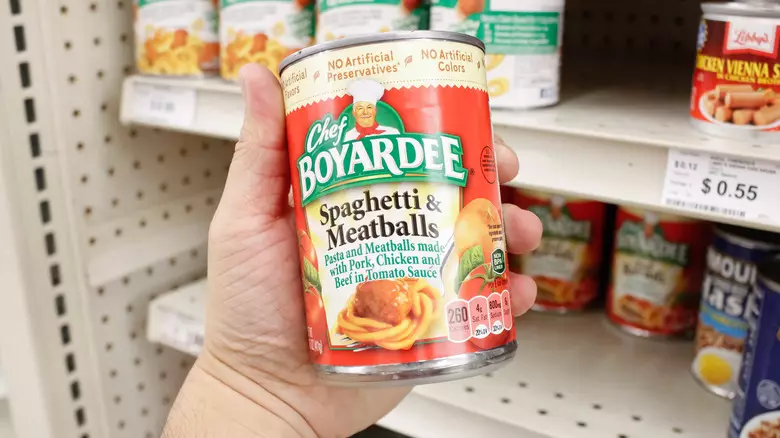 Rankoje laikomas virėjo Boyardee skardinė