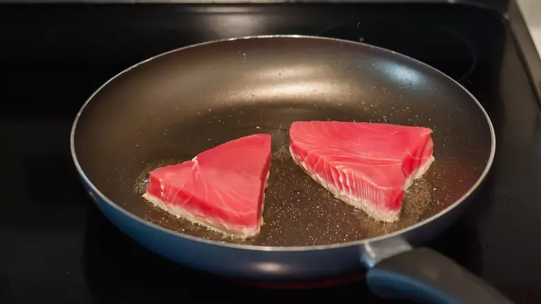 gebratene Thunfischsteaks in der Pfanne, auf einer Seite gegart