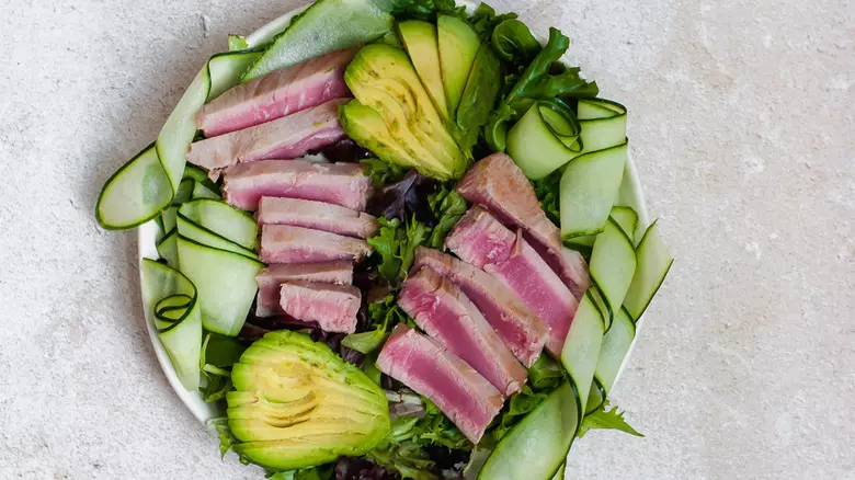 seared tuna salade yngrediïnten op plaat