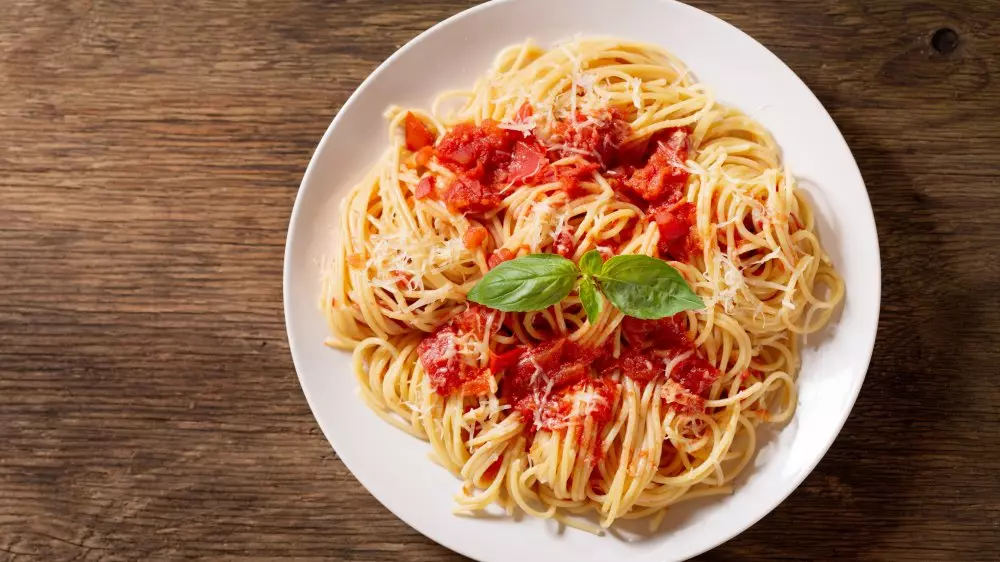 Spaghetti en tomatensaus bij een Italiaans restaurant