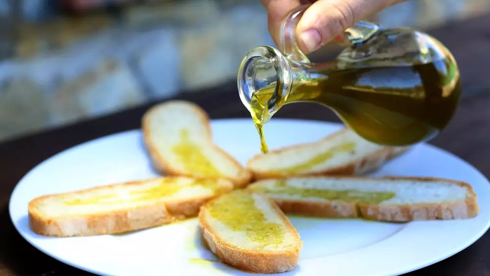 Minyak zaitun Italia ing restoran Italia