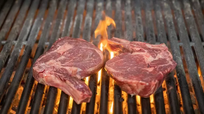 Steak n'elu ọkụ grill