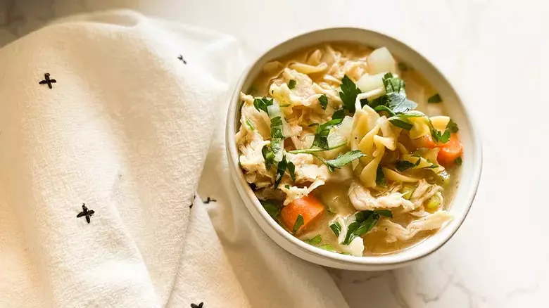 Slow Cooker kylling nudelsuppe