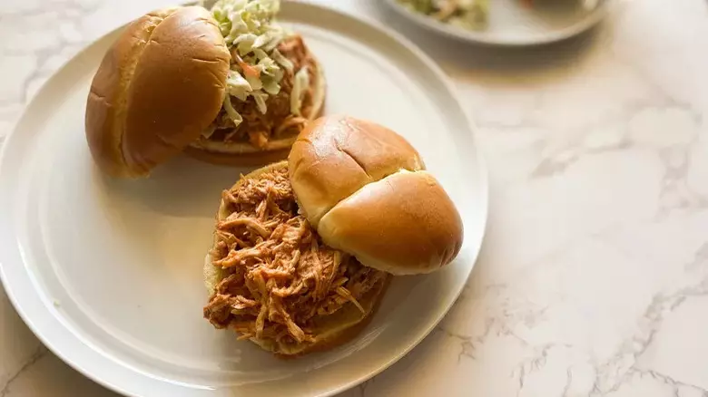 Slow Cooker BBQ Poulet op Buns