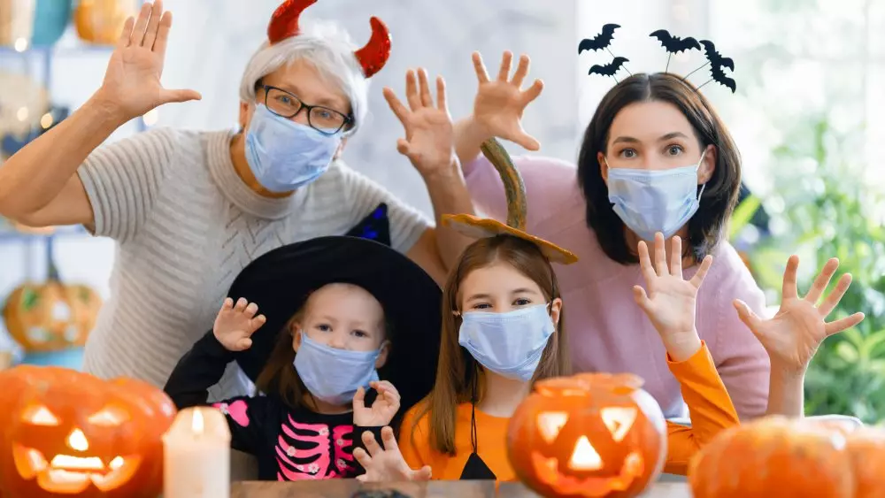 Ngagungkeun Lebaran dina masker raray