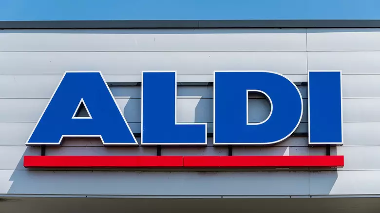 Aldi ເຊັນຊື່ຢູ່ນອກອາຄານ