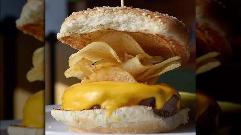 hamburguesa de bobby flay con papas fritas