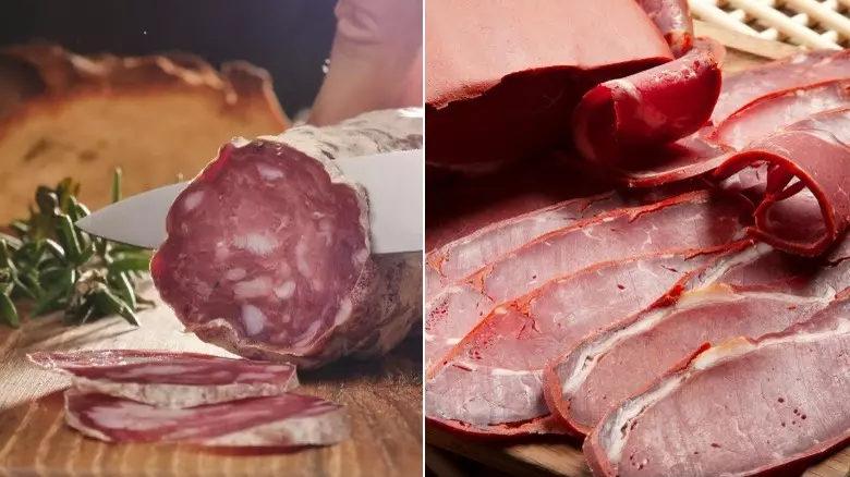 tinadtad nga salami ug pastrami sa mga cutting board