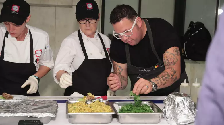 Graham Elliot sjekker mat