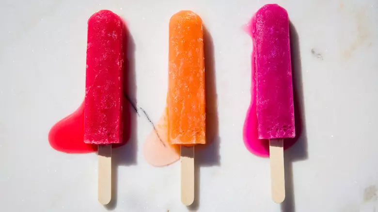 Popsicles mitsonika eo ambony latabatra