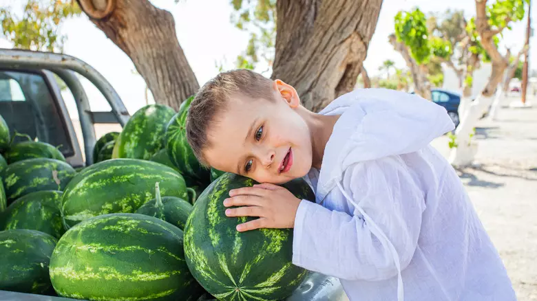 Mukomana achiteerera watermelon