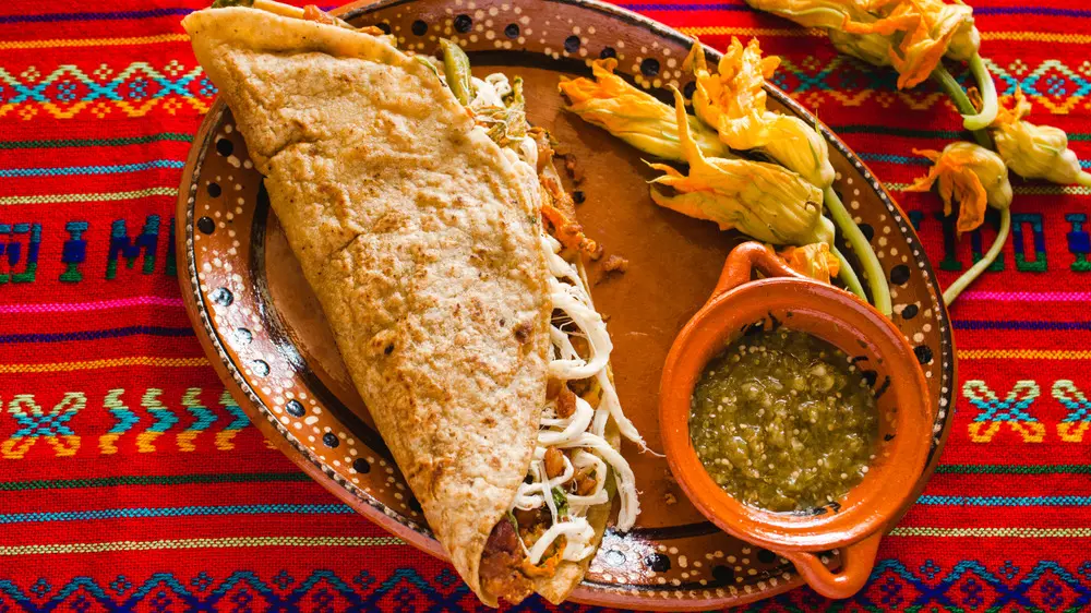 اسڪواش گلن سان گڏ مکڻ جي ٽوٽيلا quesadilla