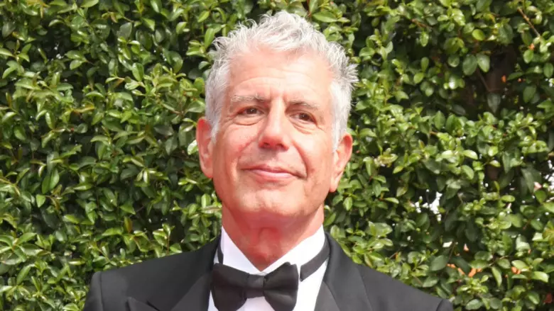 Anthony Bourdain szmokingban kint