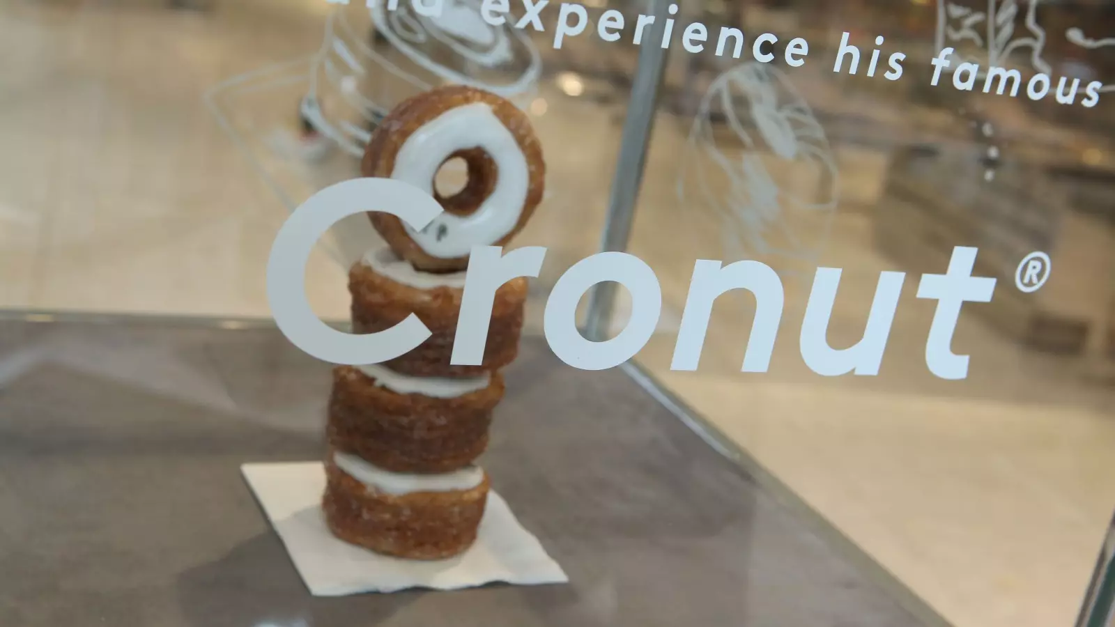 Mar dambe ma awoodi doontid inaad ka hesho Cronuts gudaha LA. Waa kan sababta