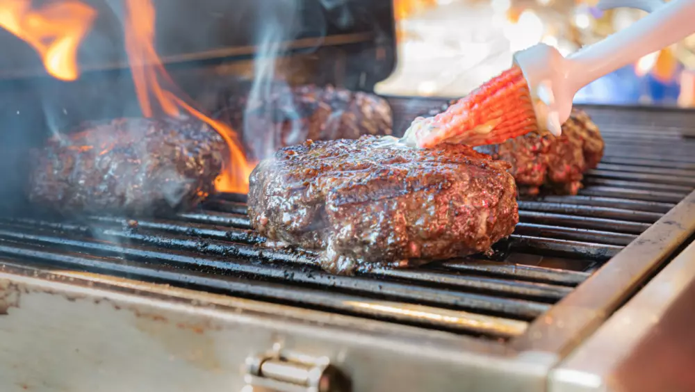 bedruip burgers met botter vir Gordon Ramsay se burgerresep met 'n kinkel