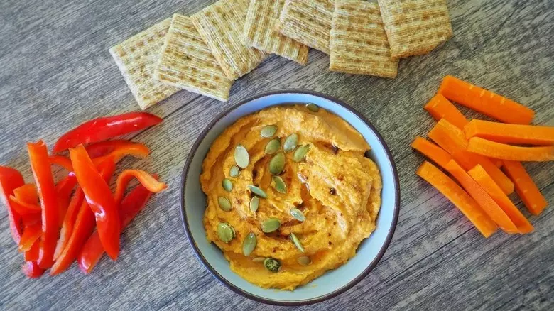 কুমড়া hummus এবং ক্র্যাকারস