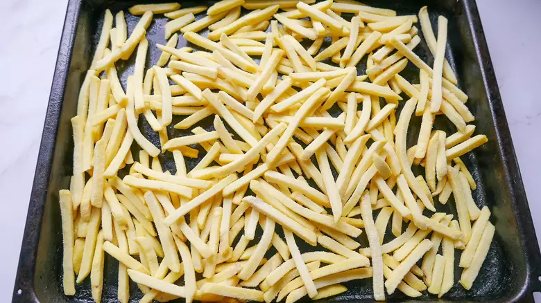 Fries za Kifaransa kwenye tray