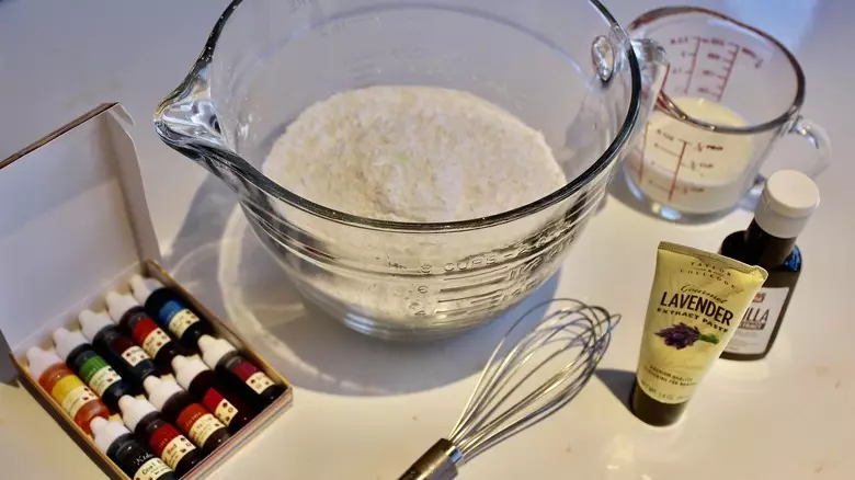 comhábhair le haghaidh icing lavender