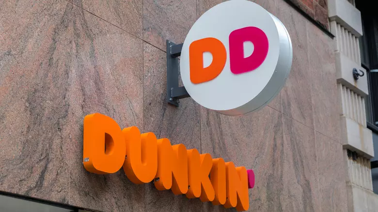 Fuera de un Dunkin'