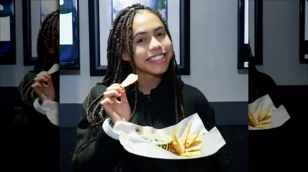 Batang babae na kumakain ng Buffalo WIld Wings