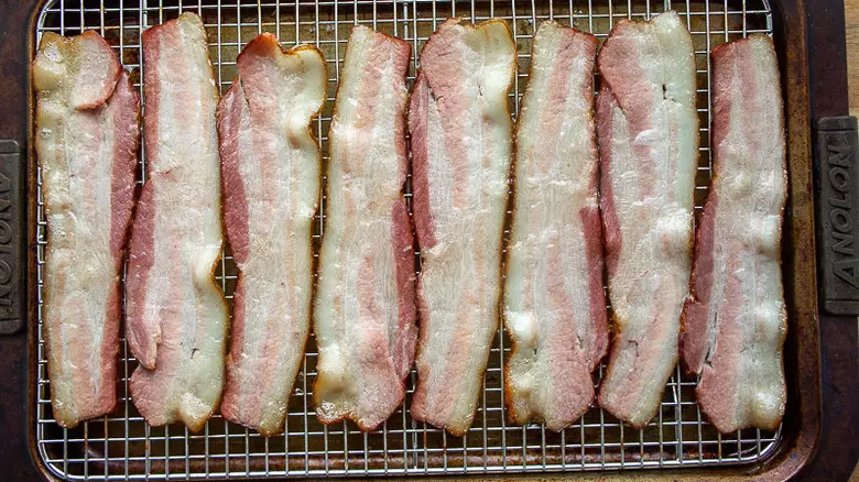 trakovi slanine, ki so bili parno pečeni na pekaču