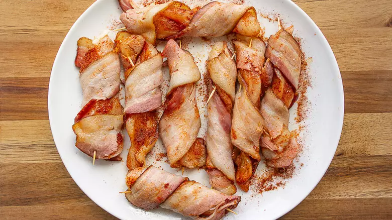thịt gà cuộn thịt xông khói trên đĩa trắng