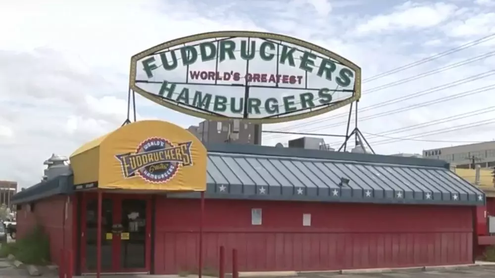 „Fuddruckers“ išoriniai ženklai