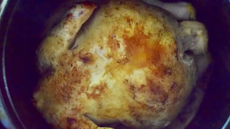 запичане на пиле в масло върху горещ котлон