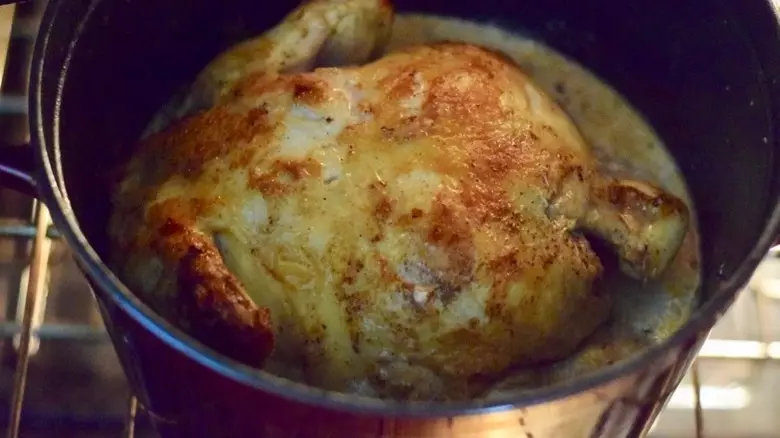 pollo dorado en olla con salsa de toronja