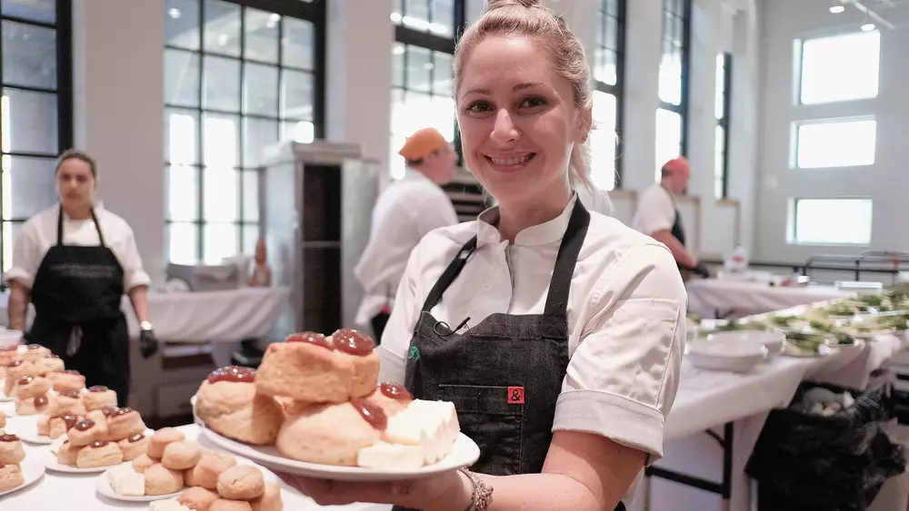 Tekmovalec Top Chef drži krožnik s sladicami