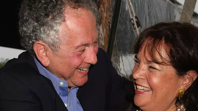 Ina és Jeffrey Garten ölelkeznek