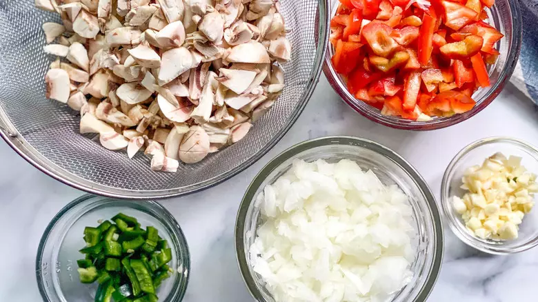 Sayur cincang dalam mangkuk dan tapis