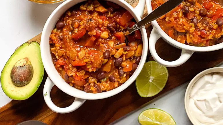 Kommen chili met limoenen, avocado's en zure room