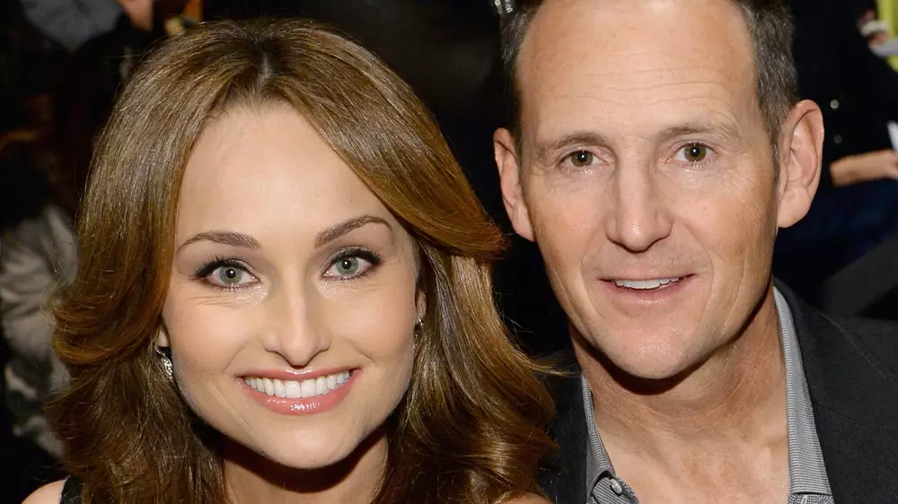 Giada De Laurentiis และ Todd Thompson กำลังยิ้ม