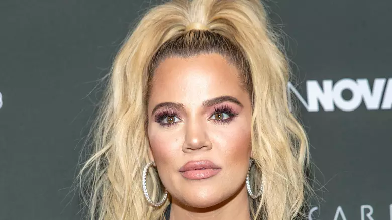 Khloé Kardashian ma lauulu i luga ma tautaliga