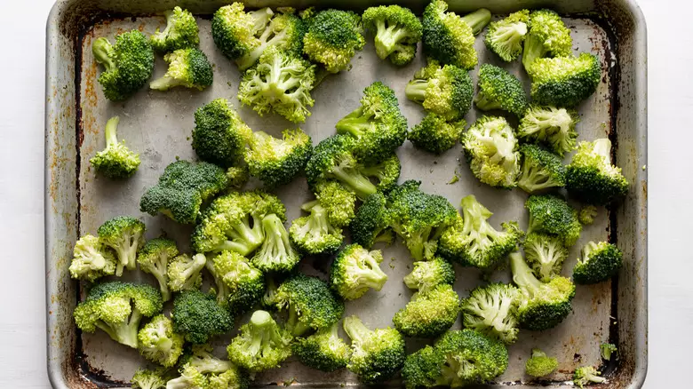 Broccoli a cikin kwanon rufi