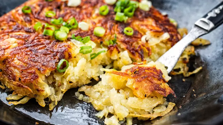 Pan met hash browns