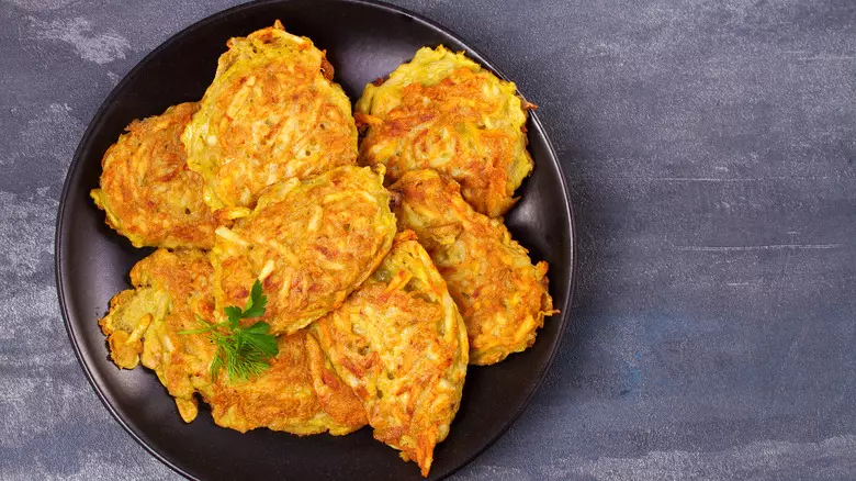 croquetas de patata crujientes en un plato