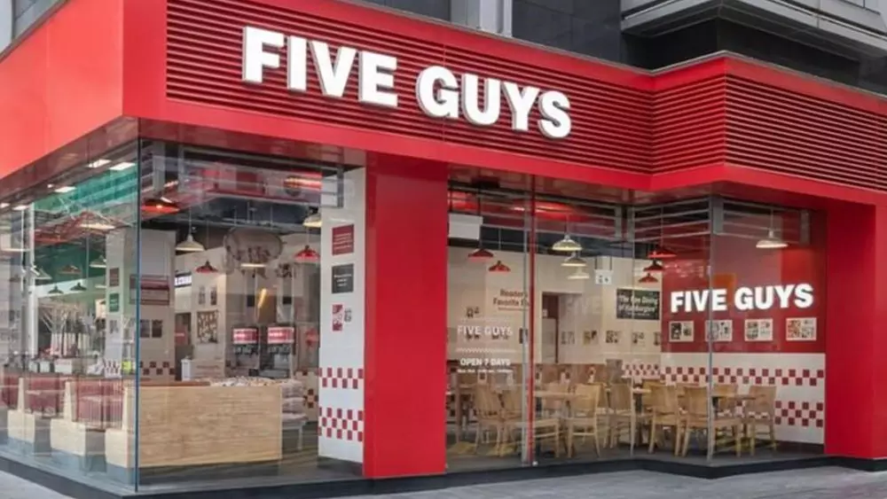 A verdadeira razón pola que Five Guys ofrece cacahuetes aos clientes