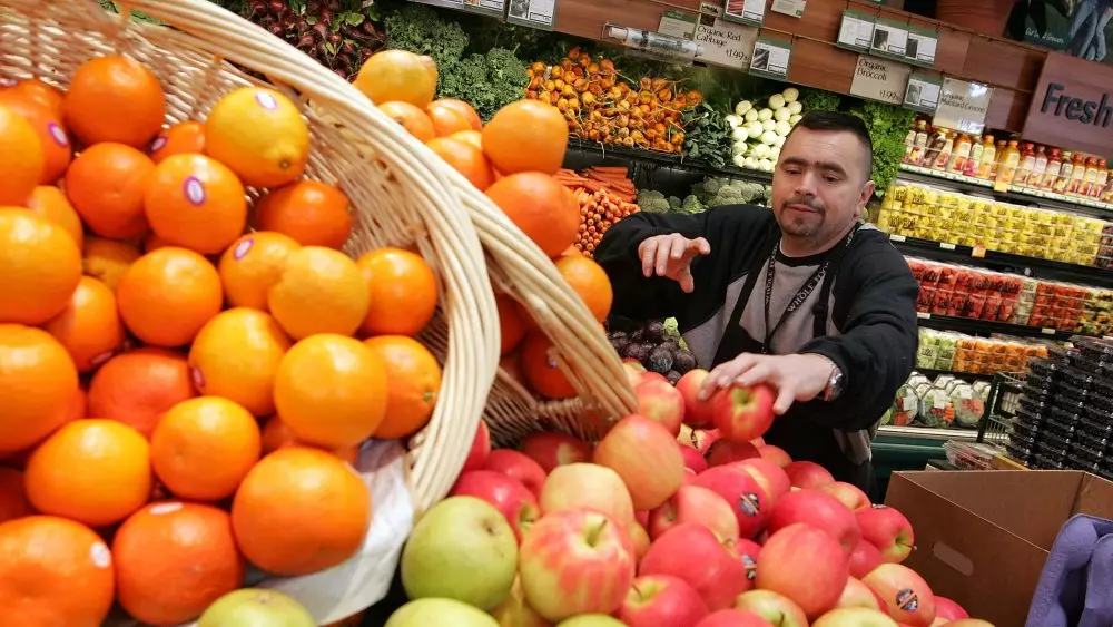 traballador de supermercado de alimentos integrais