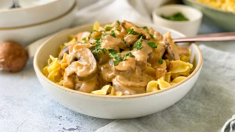 gombás stroganoff tálban