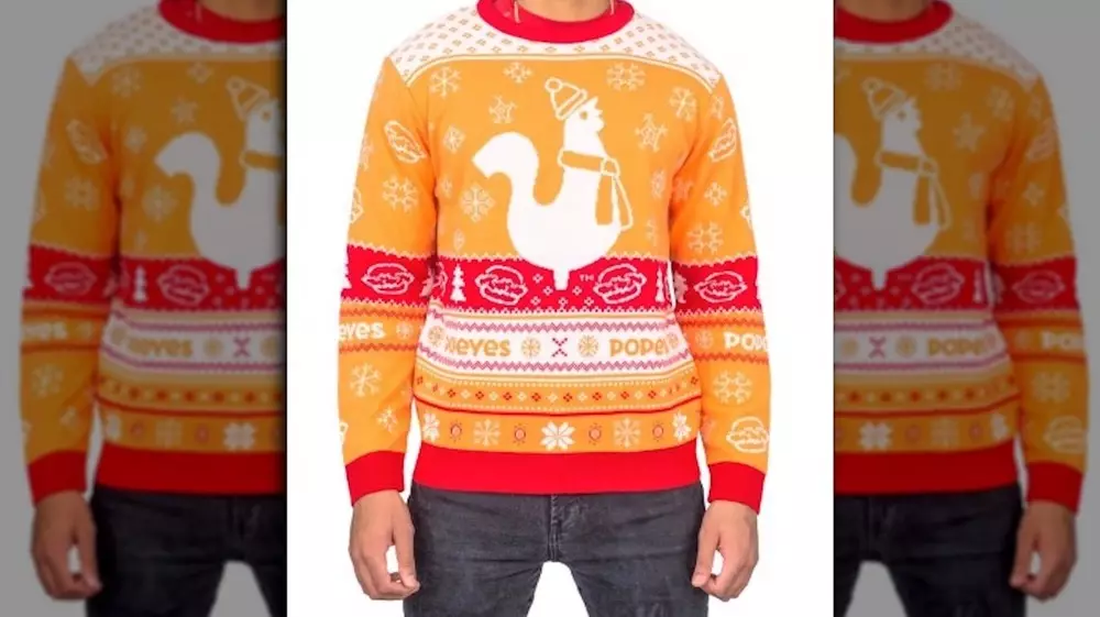 Mand iført Popeyes grimme julesweater