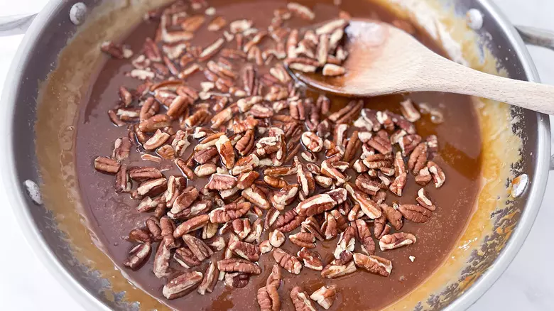 pecans sa caramel sauce