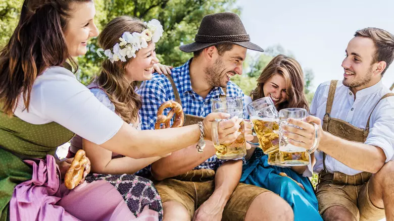 Ljudje pijejo pivo na Oktoberfestu