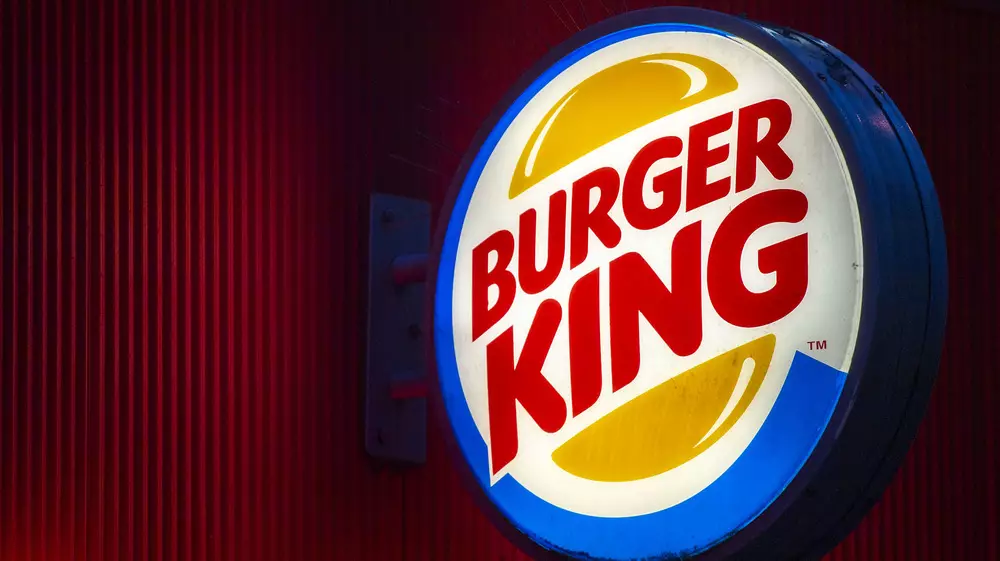 Kırmızı bir arka plan üzerinde Burger King işareti