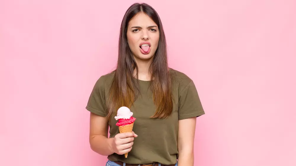 खराब स्वाद वाली आइसक्रीम खा रही महिला